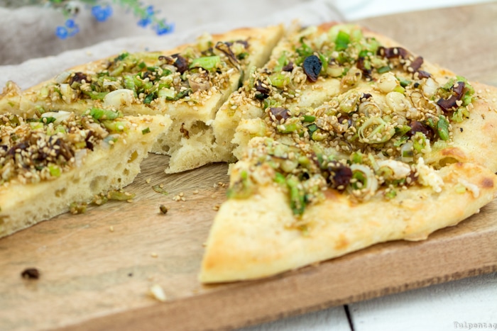 Fladen mit Sesam-Frühlingszwiebel-Topping - Schnelle vegetarische Rezepte.