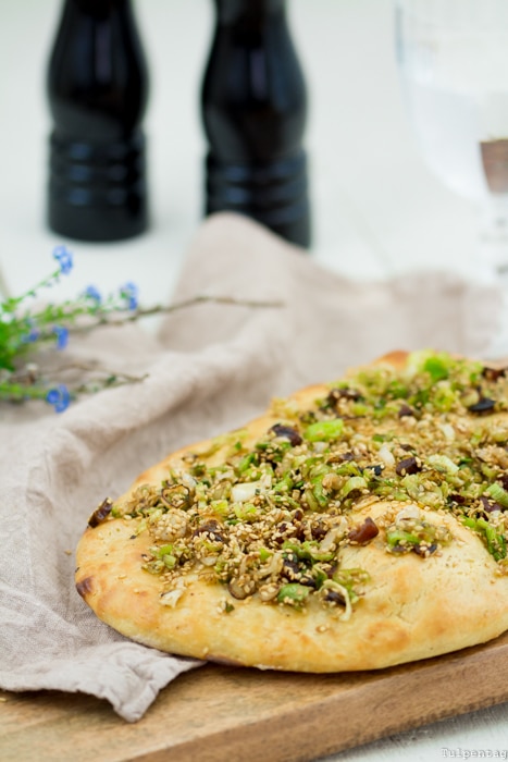 Fladen mit Sesam-Frühlingszwiebel-Topping - Schnelle vegetarische Rezepte.