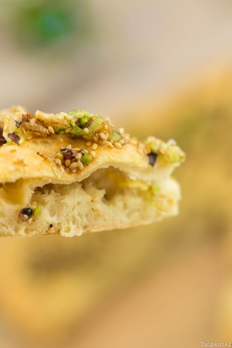 Fladen mit Sesam-Frühlingszwiebel-Topping - Schnelle vegetarische Rezepte.